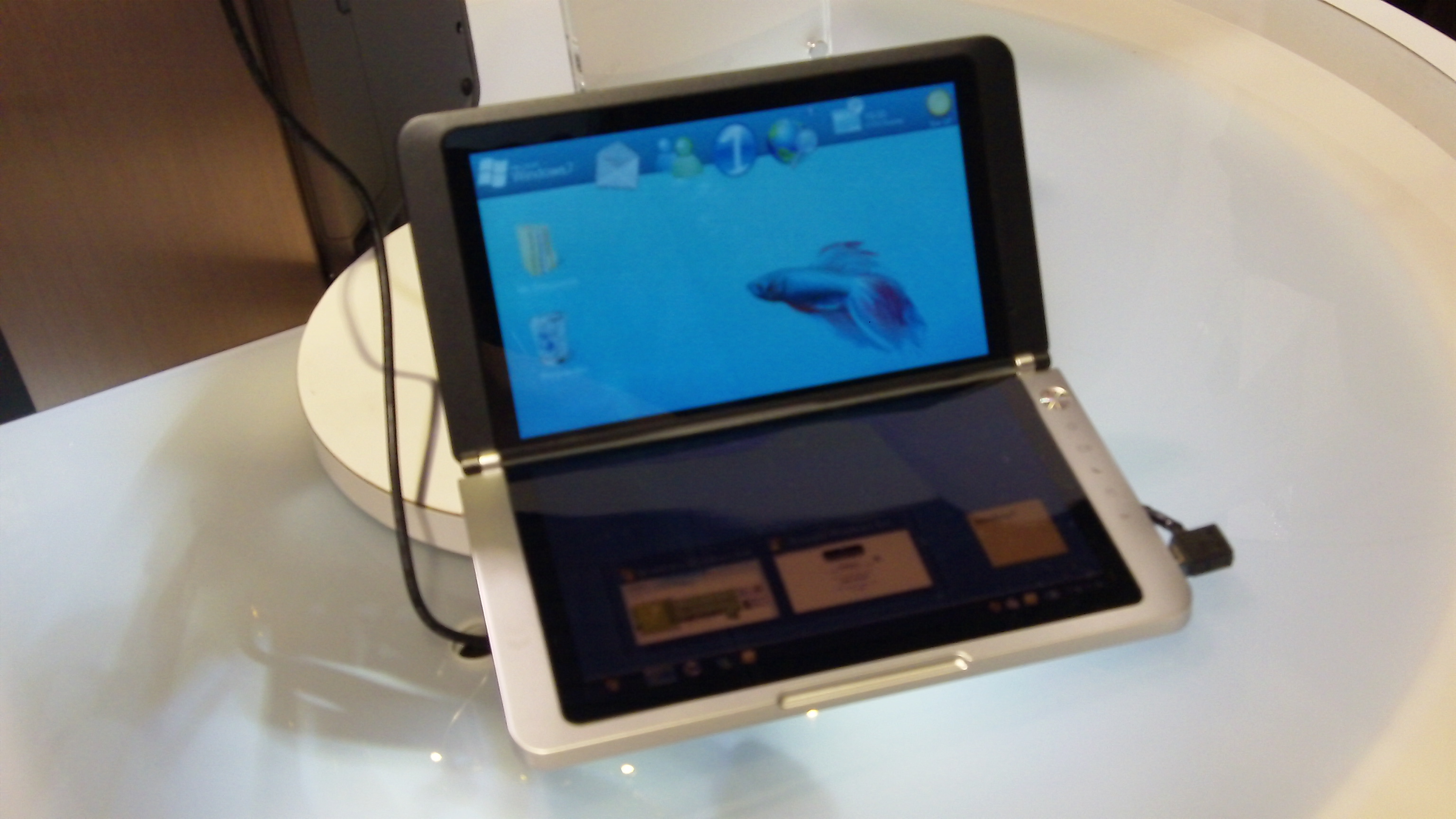 CES: MSI Shows off Concept Dual Screen Notebooks